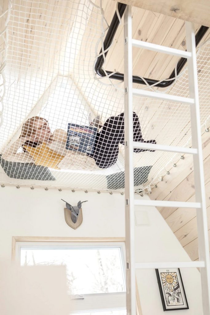 Une maison A Frame minimaliste en bois clair au Québec
