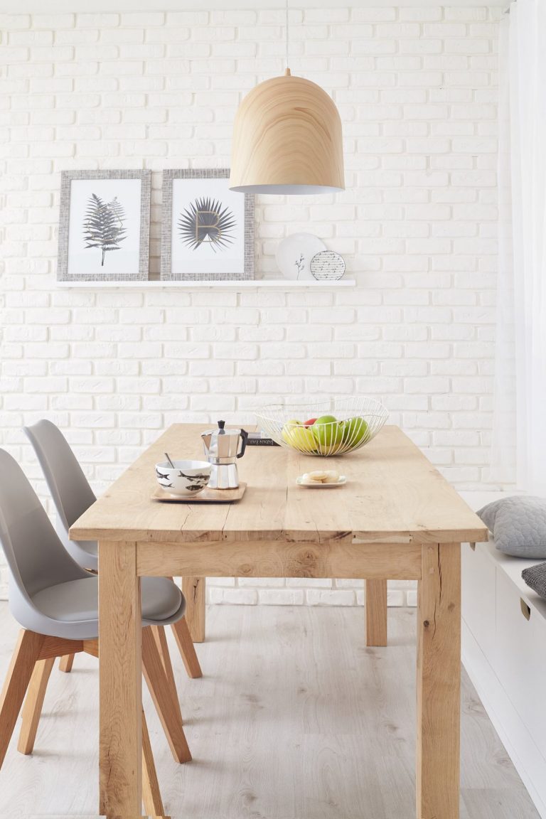 Un lit caché sous une estrade dans le salon d'un studio