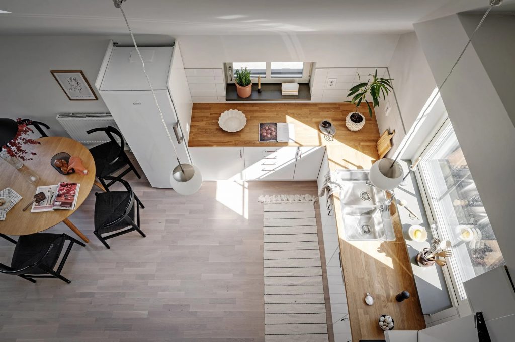 Un lumineux appartement en duplex avec un balcon et une terrasse
