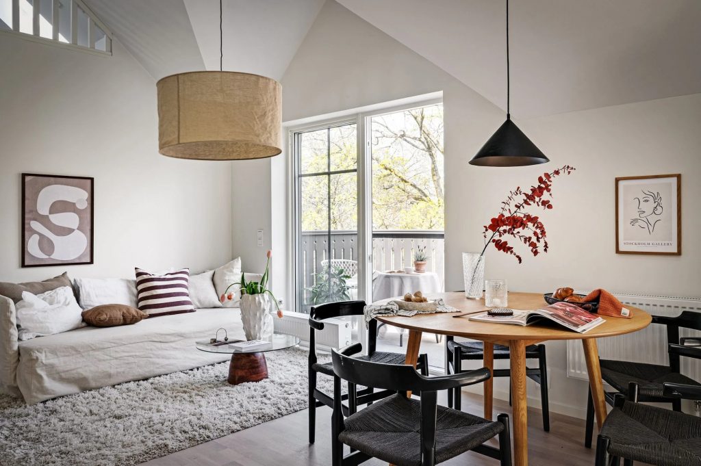 Un lumineux appartement en duplex avec un balcon et une terrasse