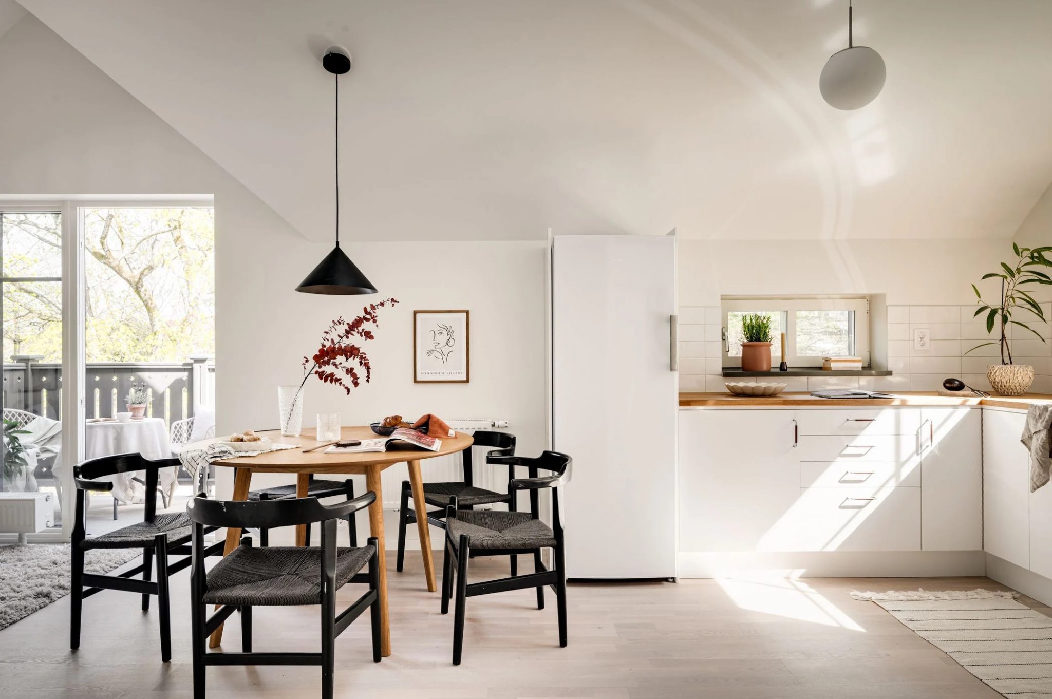 Un lumineux appartement en duplex avec un balcon et une terrasse