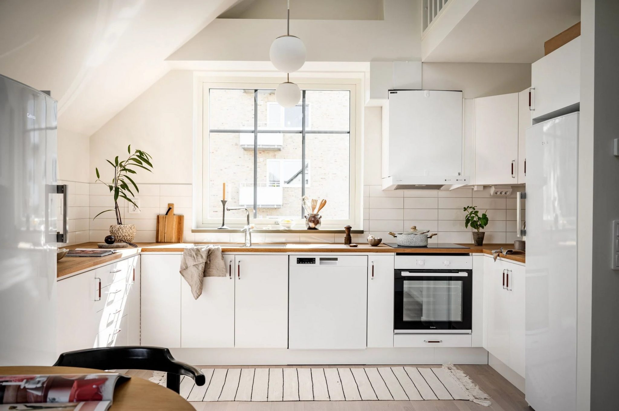 Un lumineux appartement en duplex avec un balcon et une terrasse