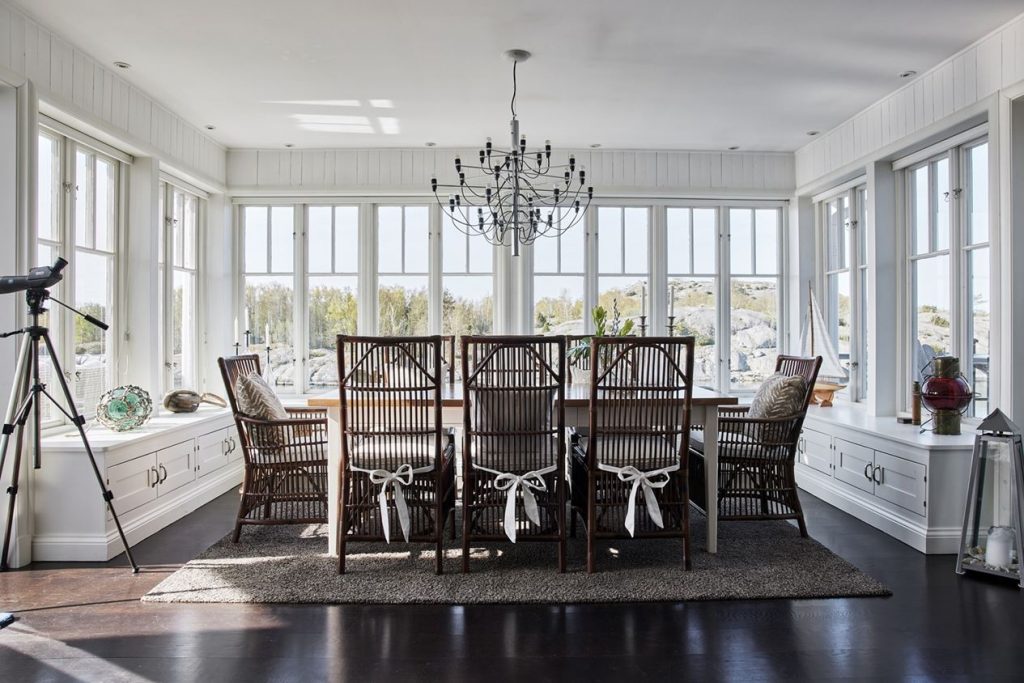 Terrasse panoramique sur le fjord pour une maison bleue