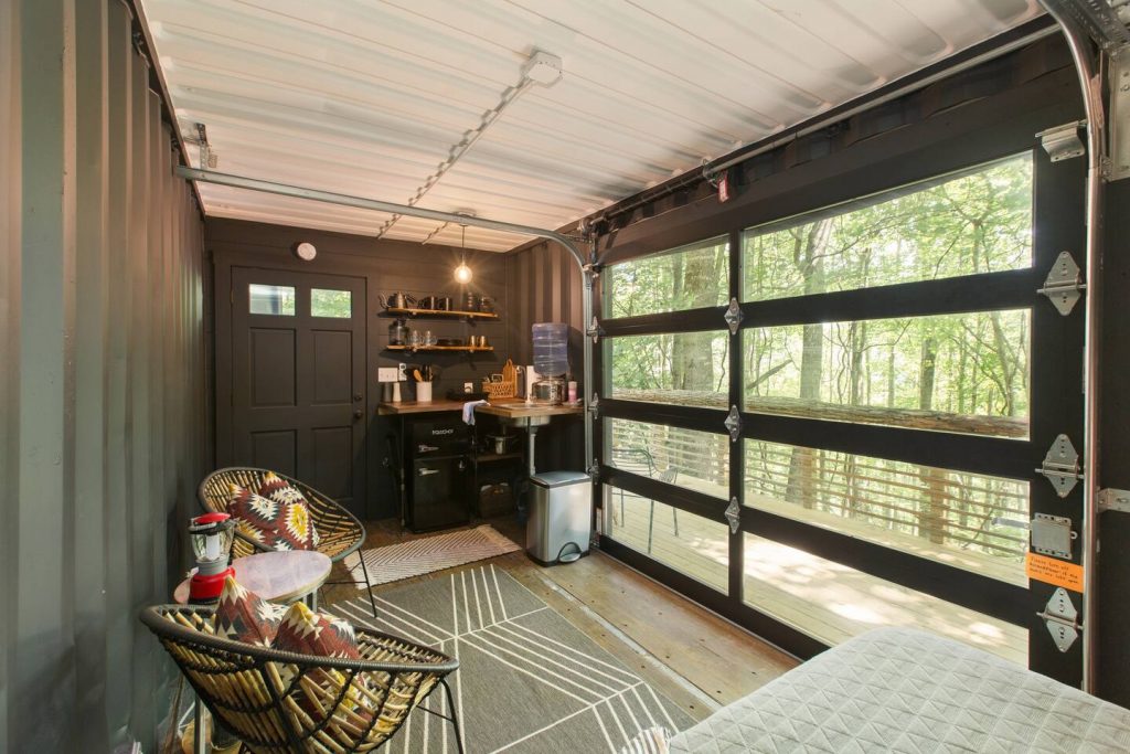 Une mini maison container avec terrasse pour une vie minimaliste
