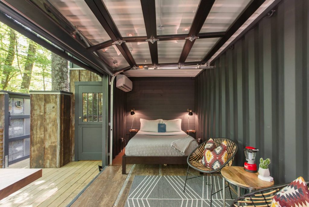 Une mini maison container avec terrasse pour une vie minimaliste
