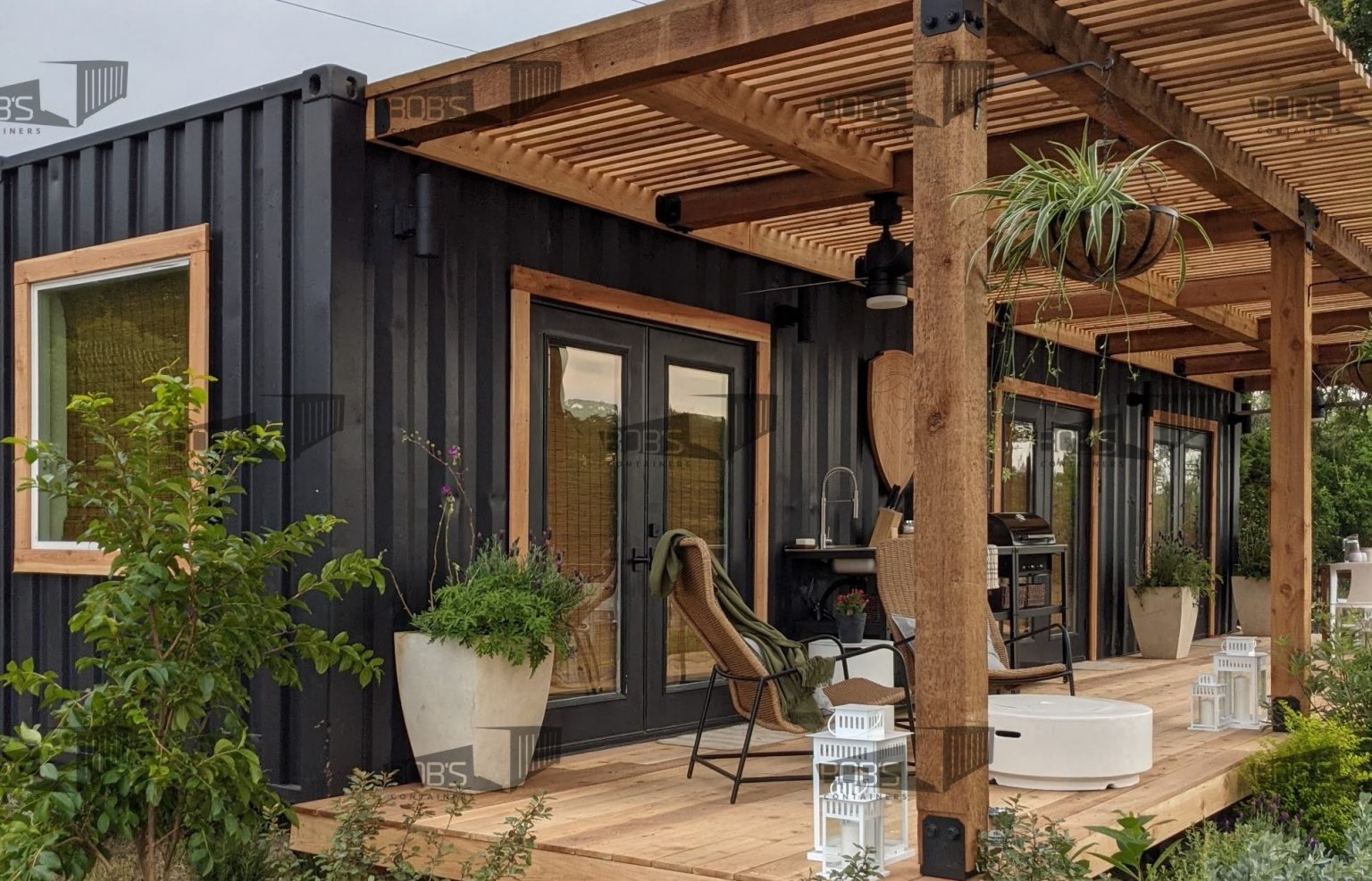 Une mini maison container de 30m2 confortable et contemporaine (avec plan)