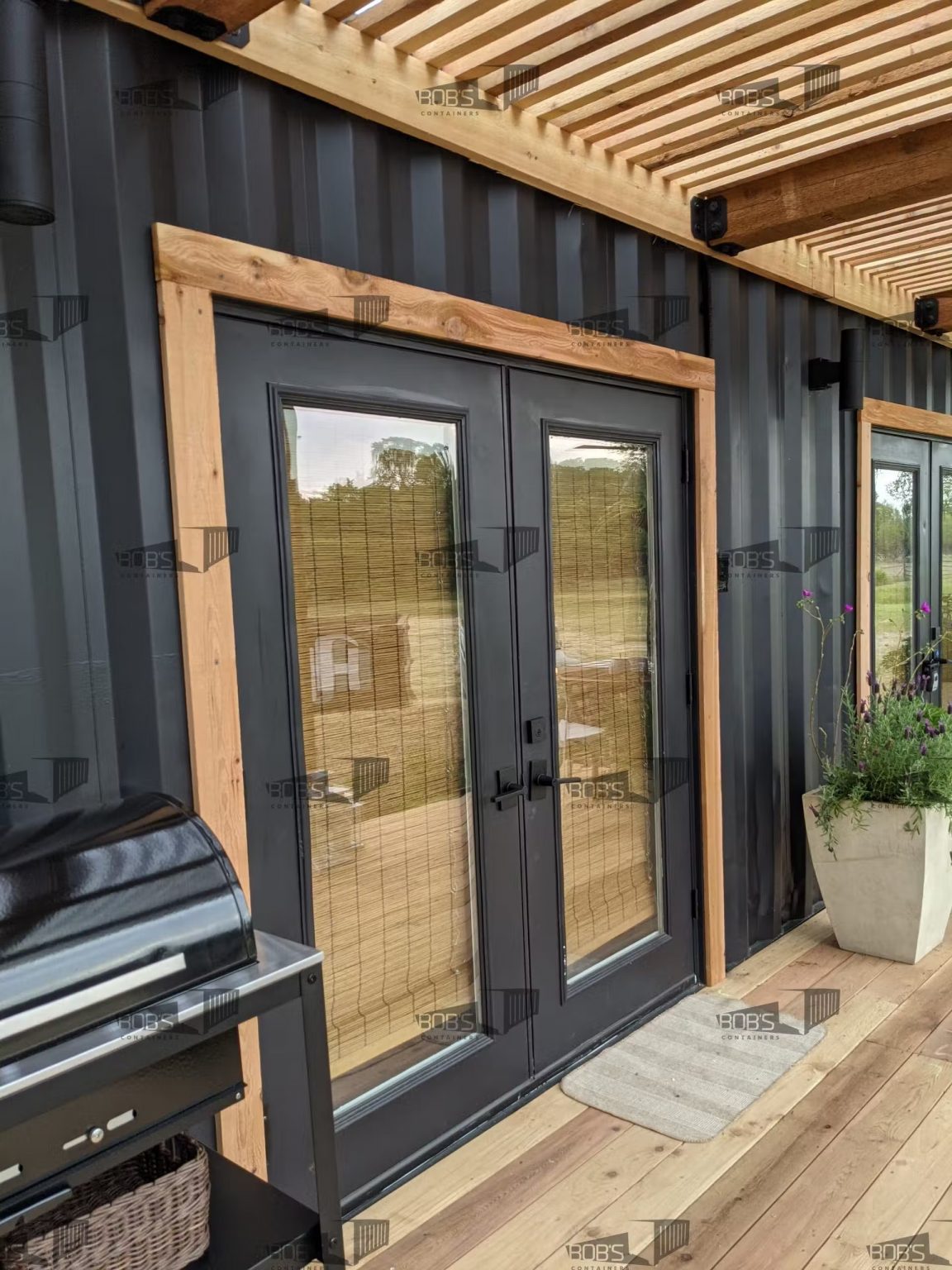 Une mini maison container de 30m2 confortable et contemporaine (avec plan)