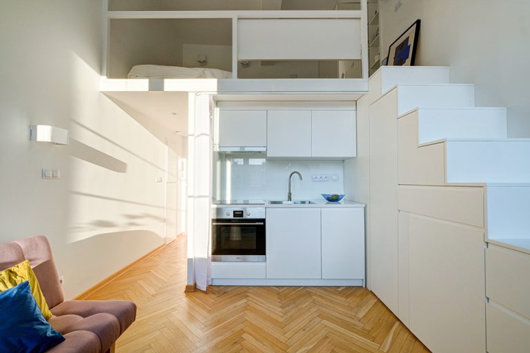 Un studio design de 30m2 éclairé par des petites fenêtres