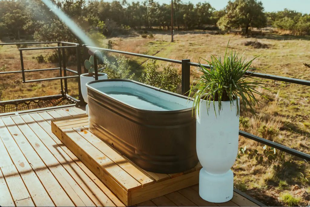 Cette maison container de 30m2 possède un toit terrasse (avec plan)