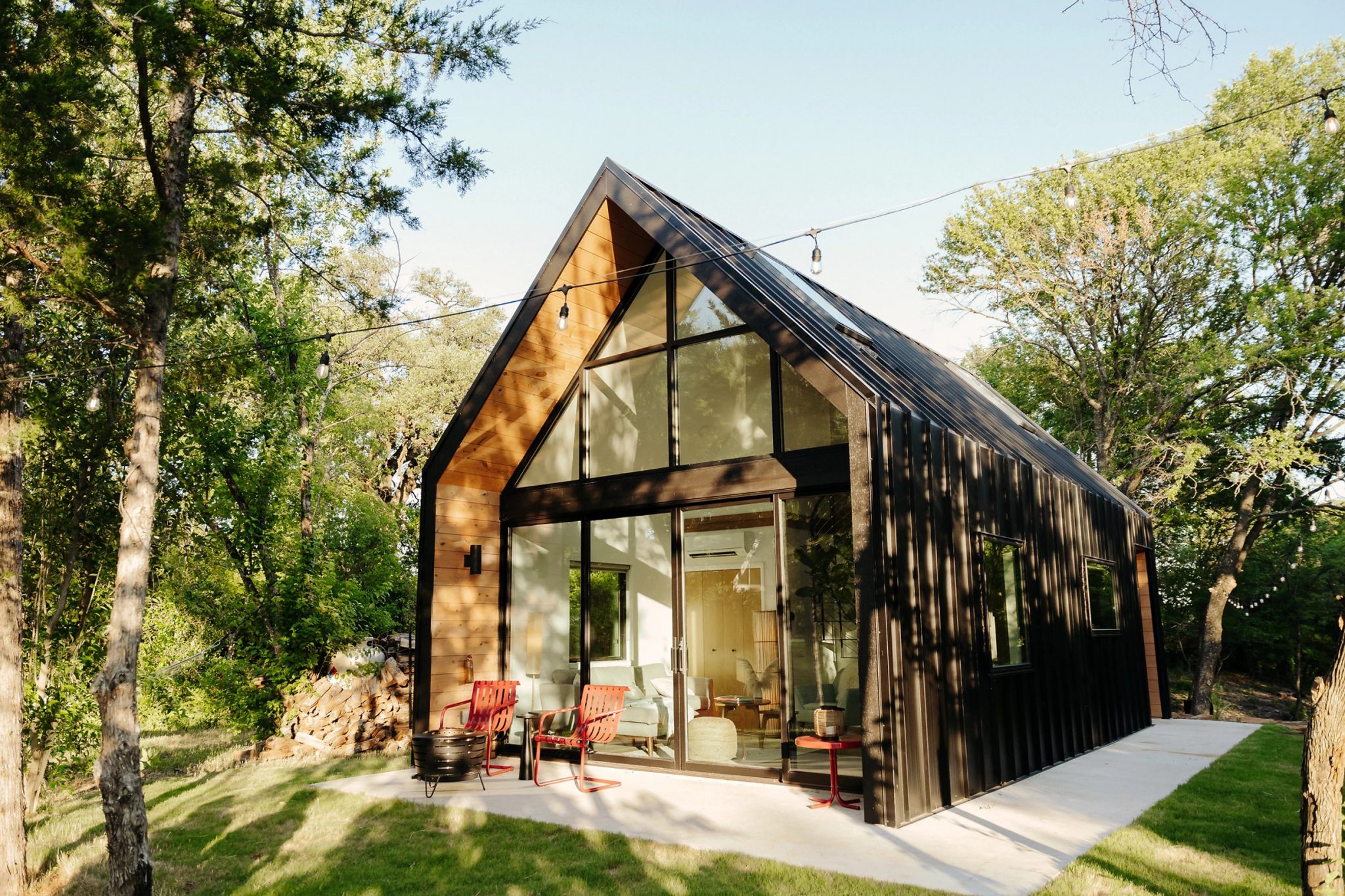 Cette mini maison en bois de 30m2 avec terrasse et mezzanine s'installe ...