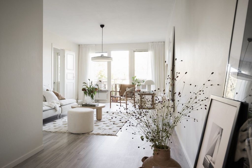 Une tiny house de 23m2 à l'intérieur bleu et à la façade blanche