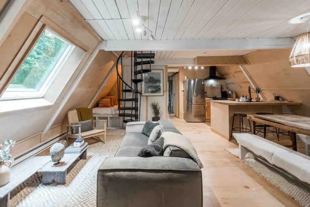 Une maison A-Frame de 74m2 au milieu des arbres à la décoration simple
