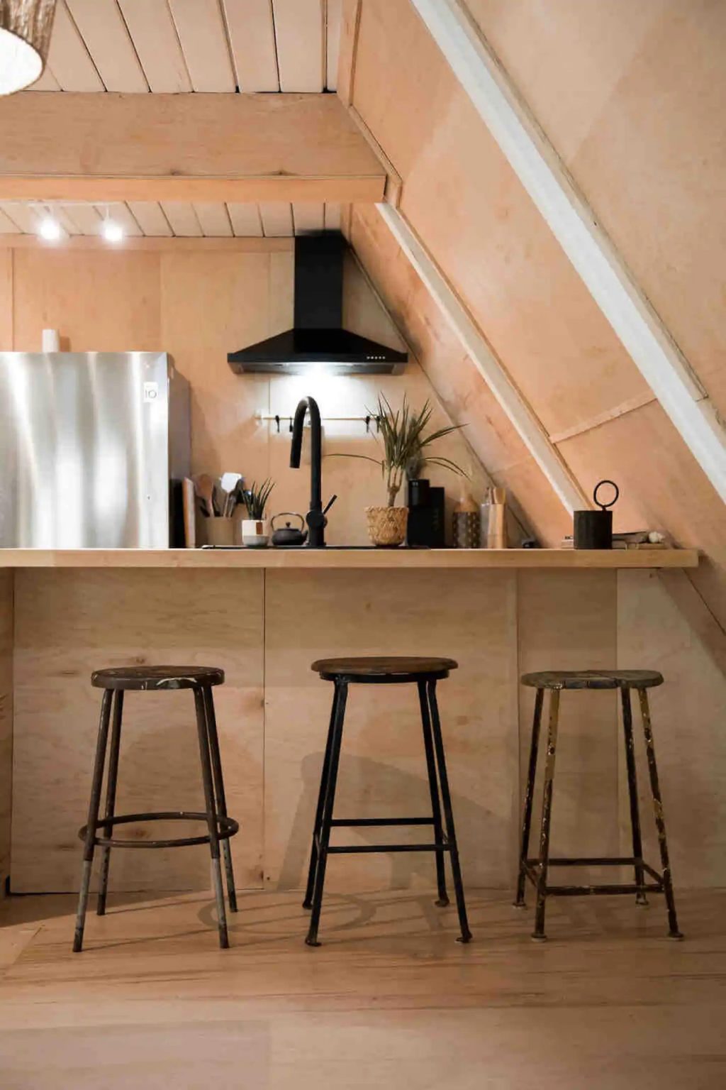 Une maison A-Frame de 74m2 au milieu des arbres à la décoration simple