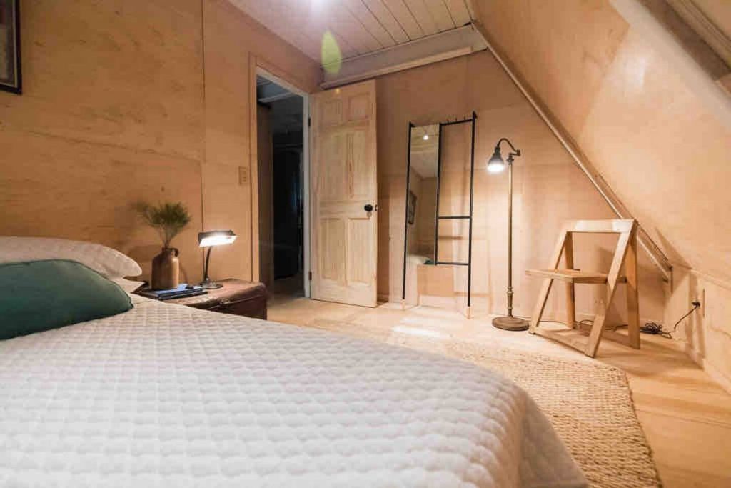 Une maison A-Frame de 74m2 au milieu des arbres à la décoration simple