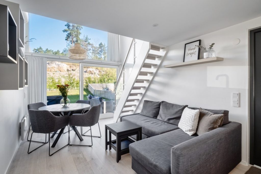 Une lumineuse mini maison de 33m2 en bois sombre (avec plan)