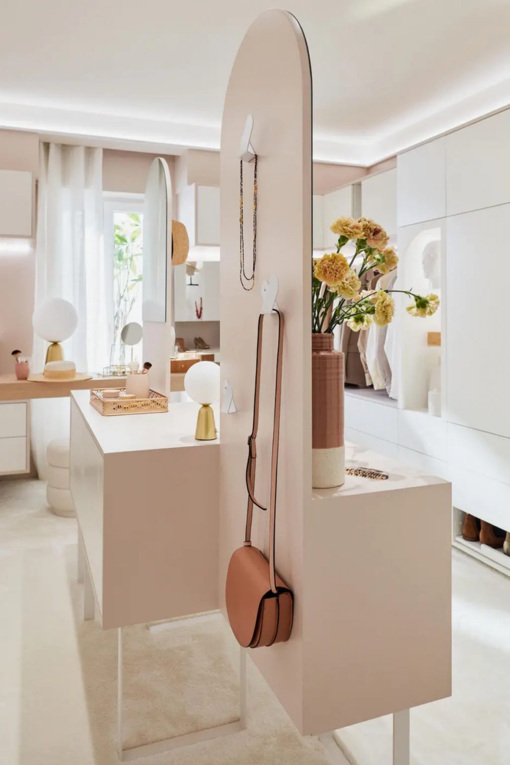 Comment aménager un grand dressing pour deux esthétique et pratique?