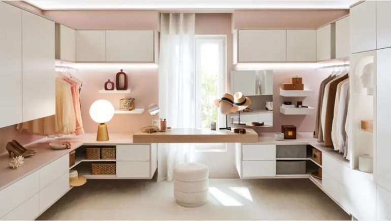 Comment aménager un grand dressing pour deux esthétique et pratique?