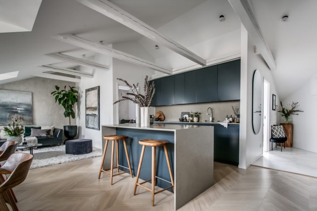 Une tiny house de 23m2 à l'intérieur bleu et à la façade blanche