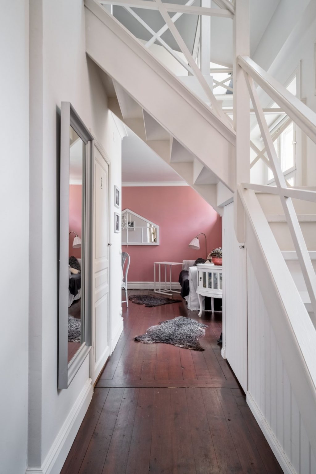 Une mini maison rose de 41m2 au toit vert dans une cour d'immeuble