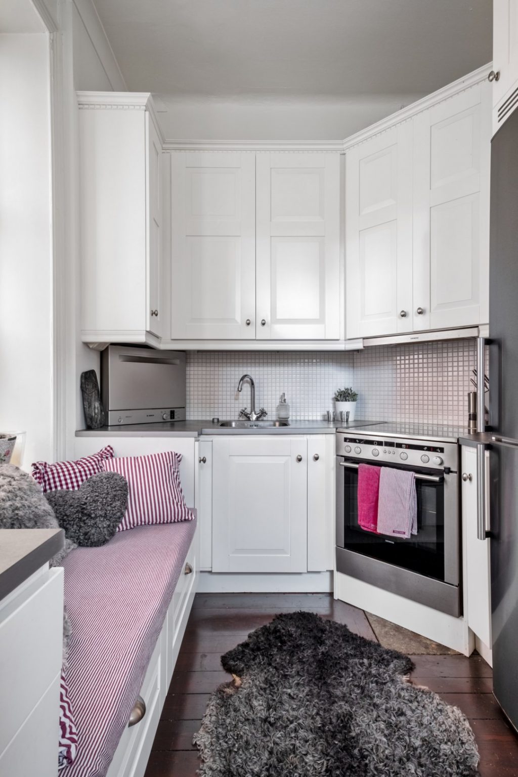 Une mini maison rose de 41m2 au toit vert dans une cour d'immeuble