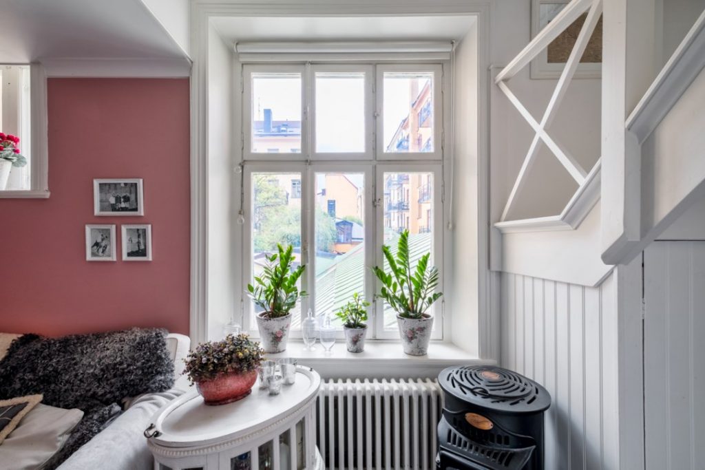 Une mini maison rose de 41m2 au toit vert dans une cour d'immeuble