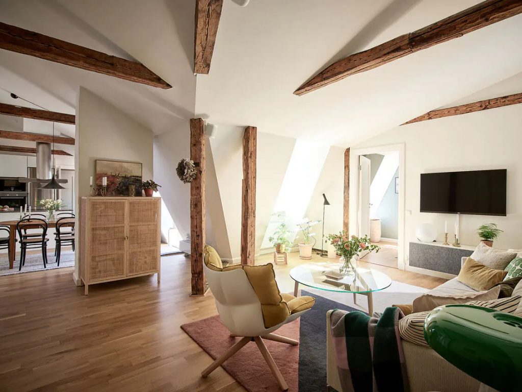 Un appartement sous les combles de 85m2 avec poutres au charme ancien