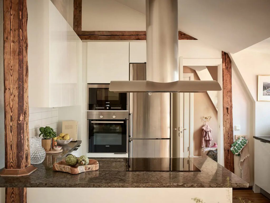 Un appartement sous les combles de 85m2 avec poutres au charme ancien
