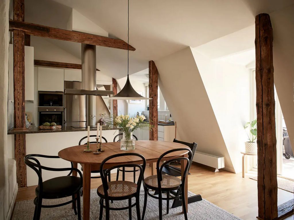 Un appartement sous les combles de 85m2 avec poutres au charme ancien