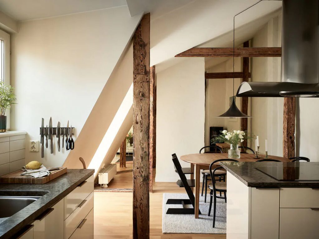 Un appartement sous les combles de 85m2 avec poutres au charme ancien