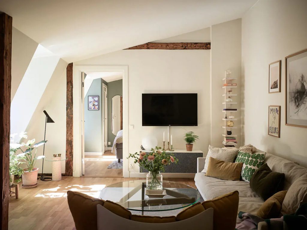 Un appartement sous les combles de 85m2 avec poutres au charme ancien