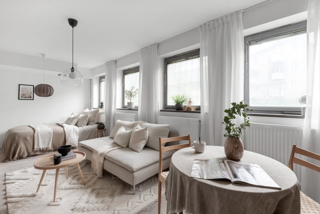 Un studio lumineux de 31m2 à la décoration beige et scandinave