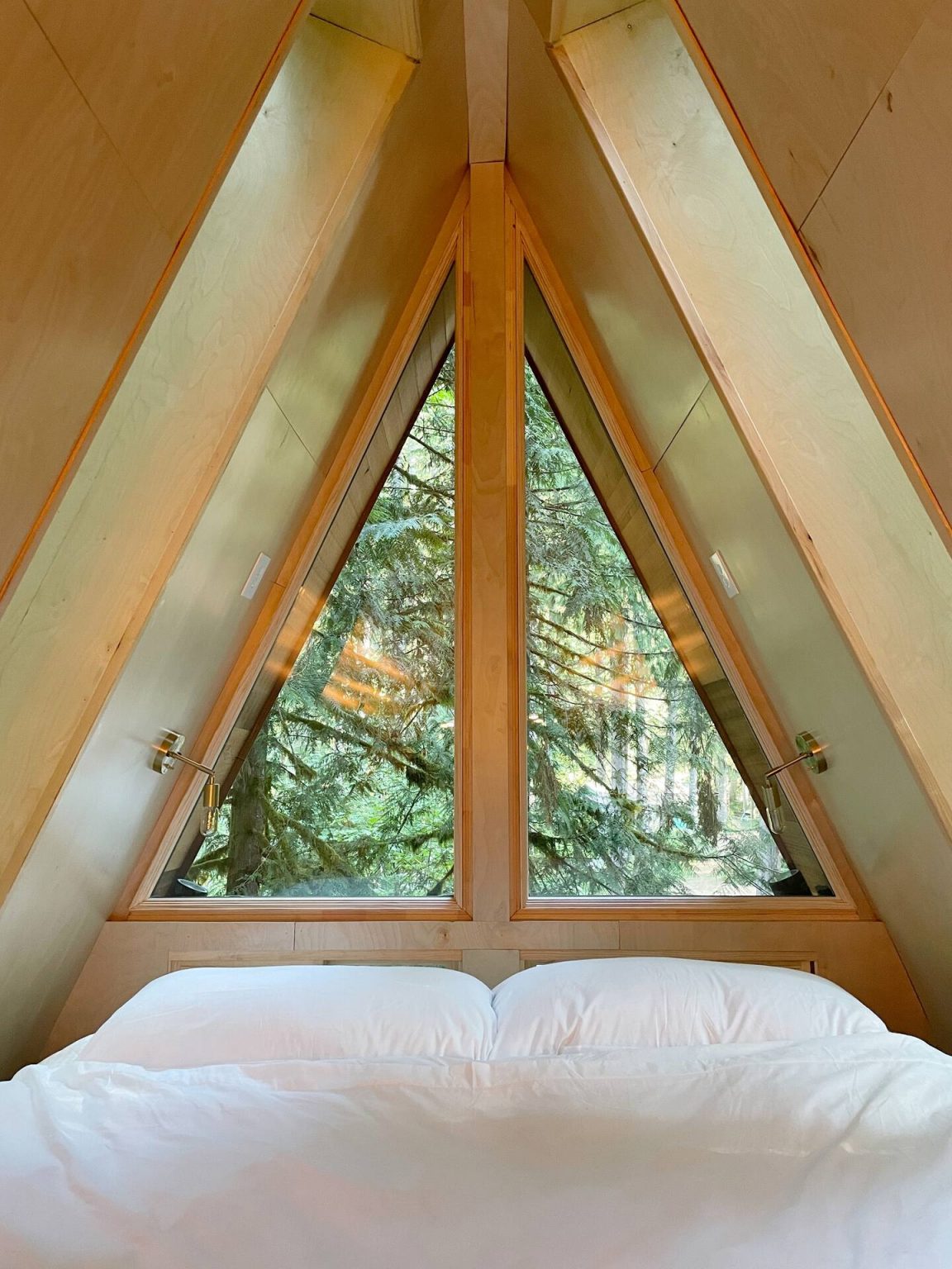 Une maison A-Frame dans les arbres comme une cabane perchée