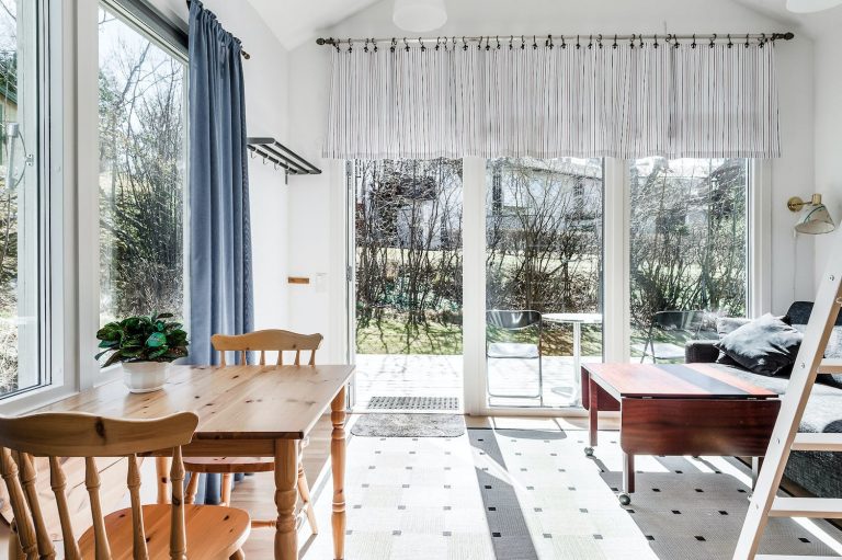 Une adorable mini maison de 29m2 avec mezzanine et terrasse (avec plan)