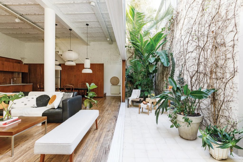 Un appartement design aux murs invisibles et son patio en Argentine