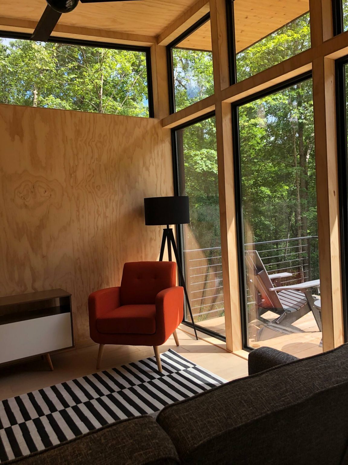 Cette maison design de 75m2 est construite sur des pilotis sur une colline