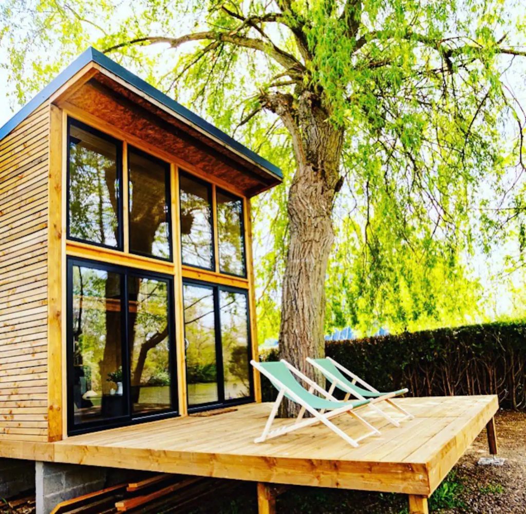 Une mini maison contemporaine avec terrasse au bord de l'eau en France