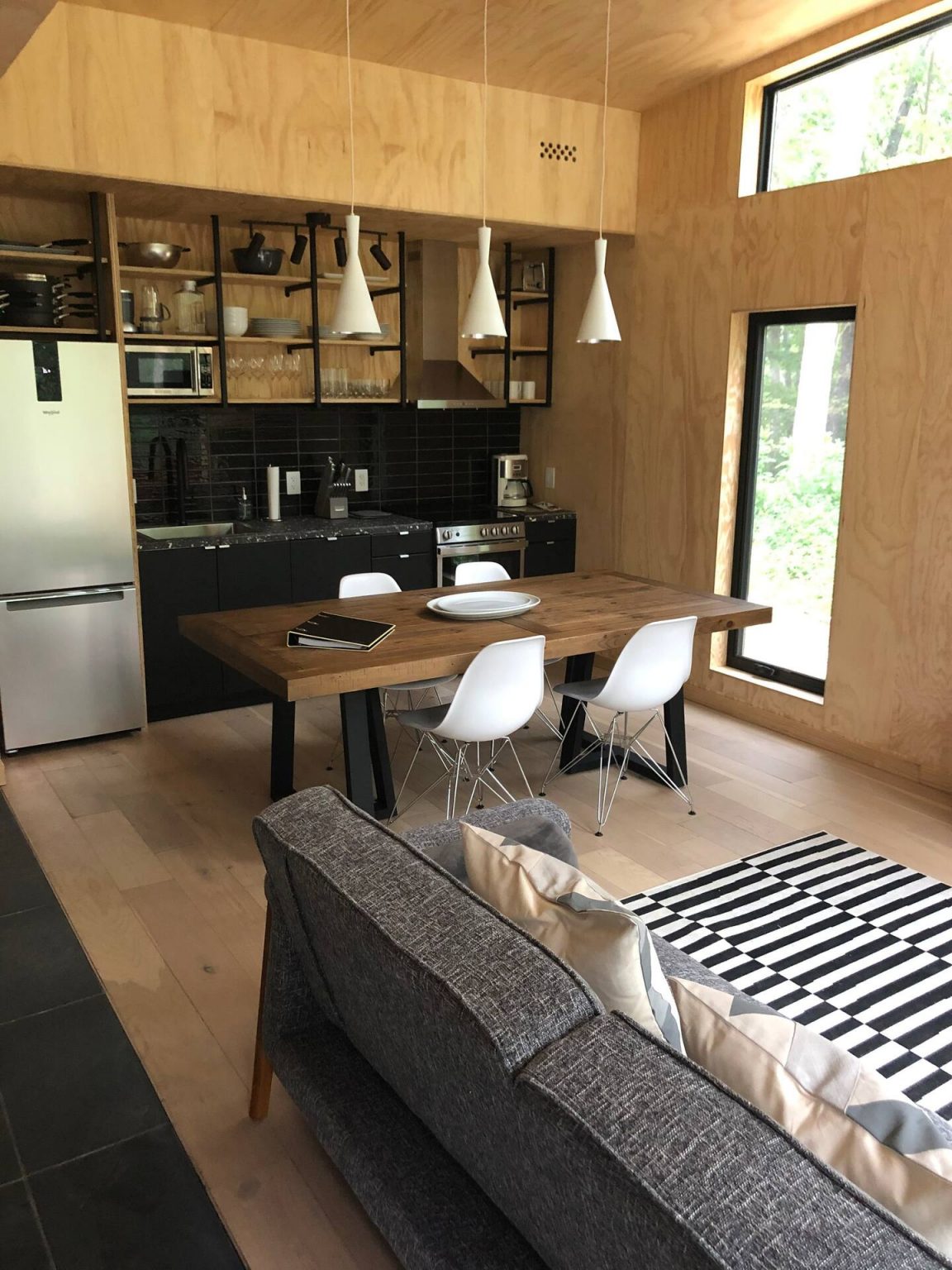 Cette maison design de 75m2 est construite sur des pilotis sur une colline