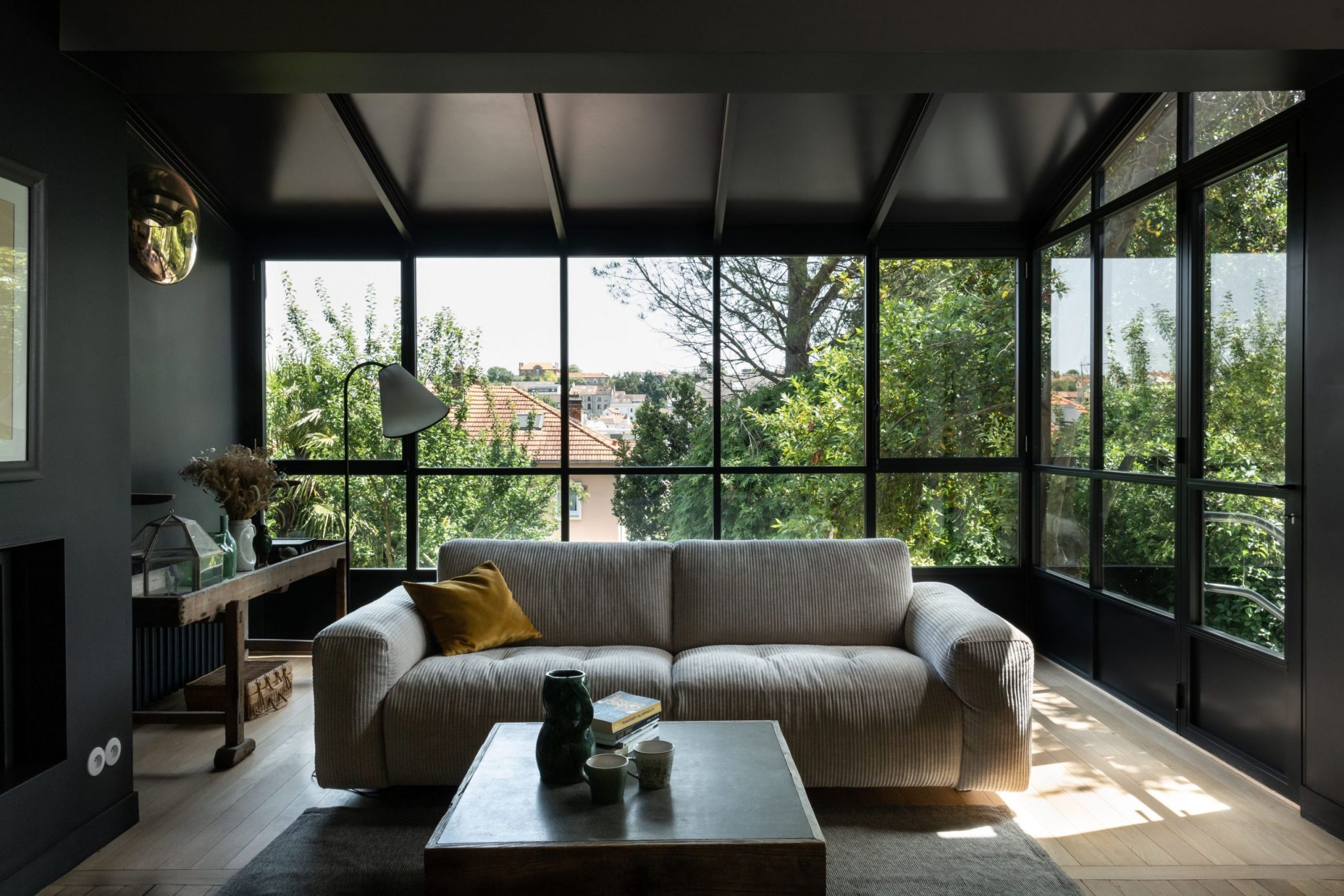 Une véranda noire pour une maison rénovée près de Paris