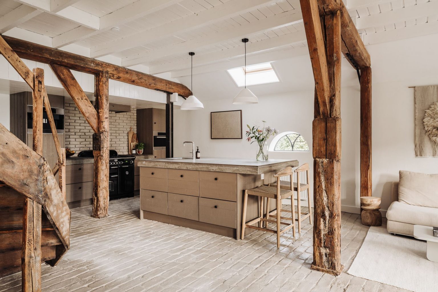 Een gerenoveerde boerderij in Nederland met een beige en eigentijdse ...