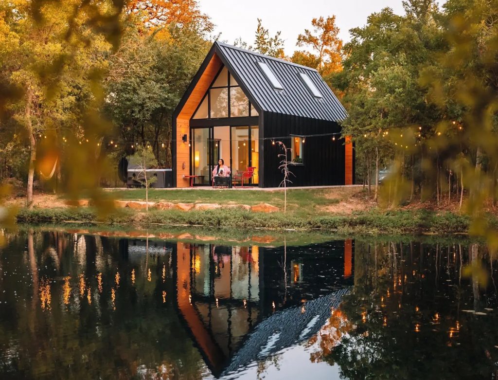 Une petite maison à la façade en cèdre et au pignon vitré