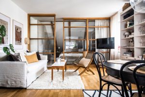 Un appartement de 48m2 sous les combles avec une verrière bois
