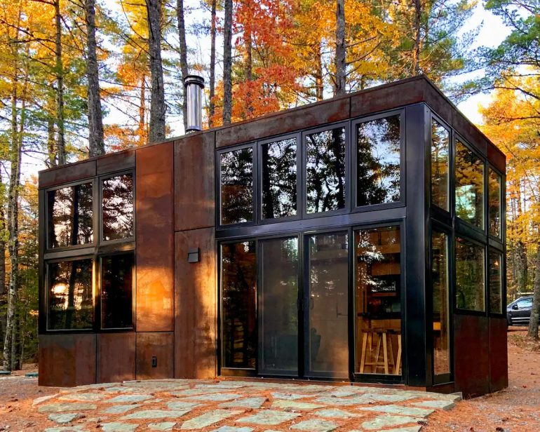 Une mini maison préfabriquée en acier et bois de 40m2 livrée par camion