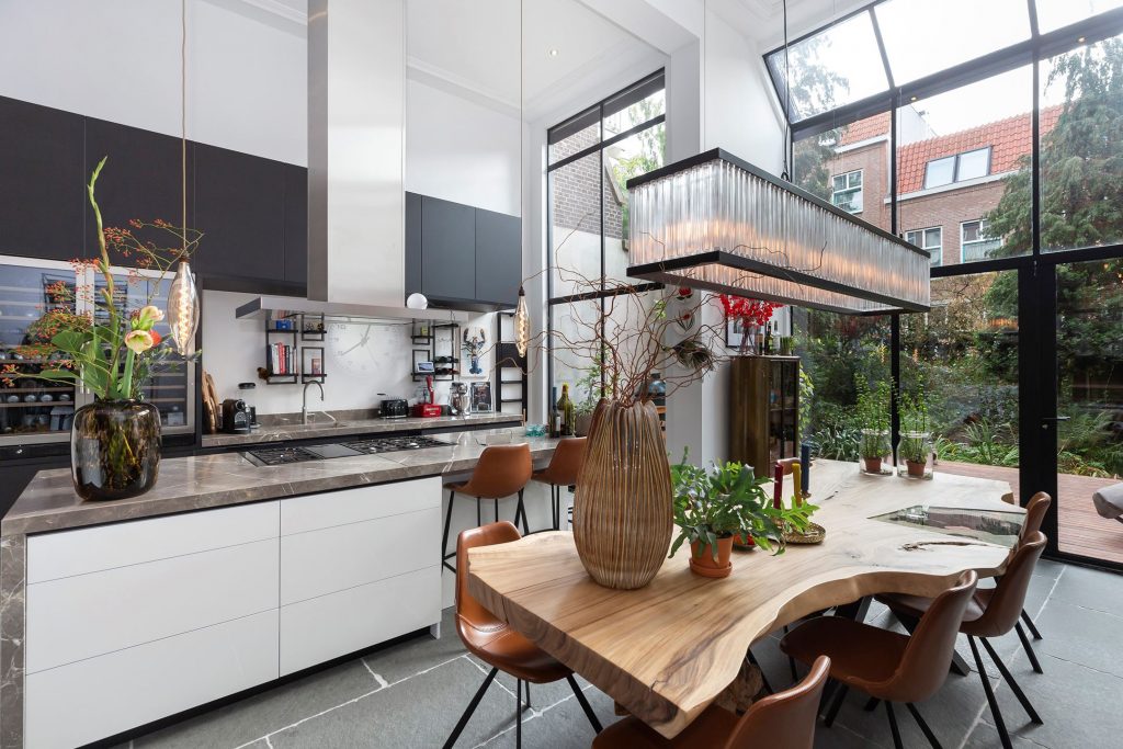 Une typique maison de ville avec jardin rénovée à Rotterdam