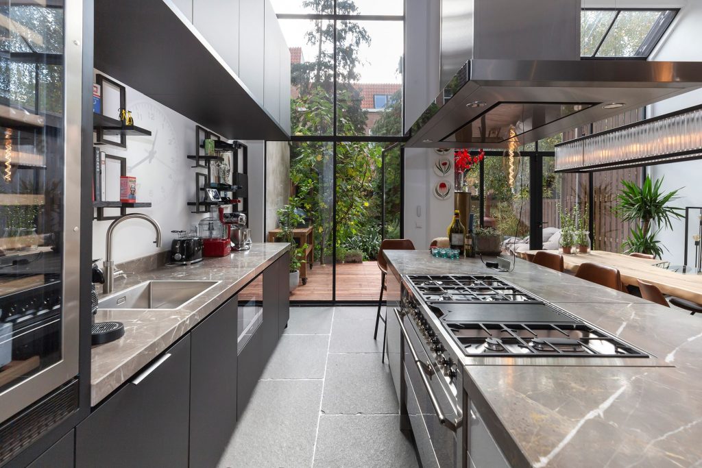 Une typique maison de ville avec jardin rénovée à Rotterdam
