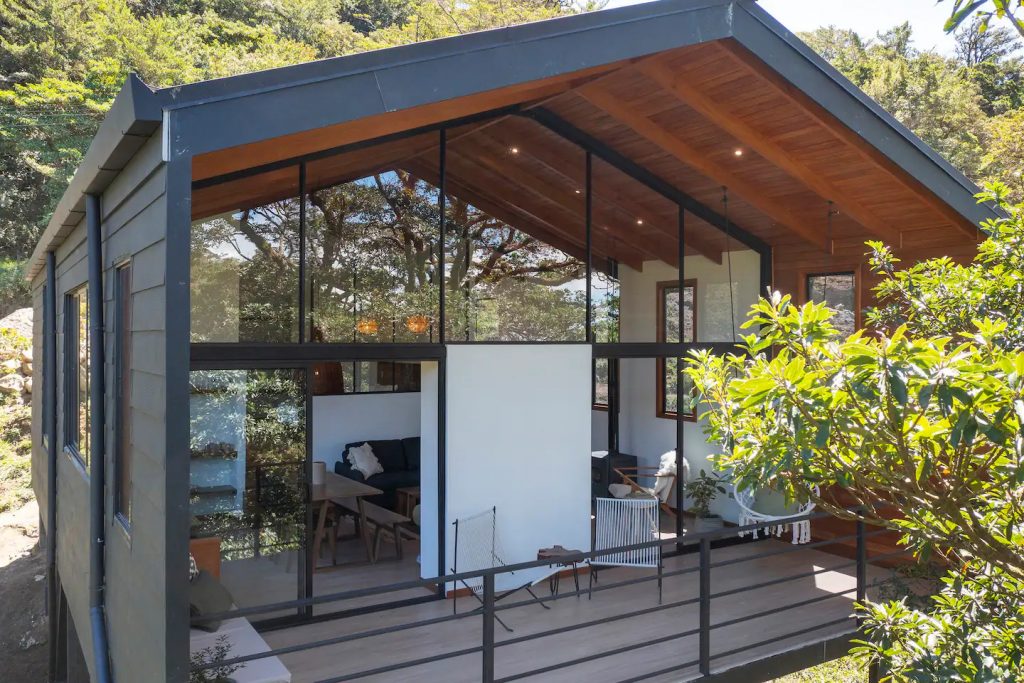 Cette maison contemporaine de 90m2 domine les arbres