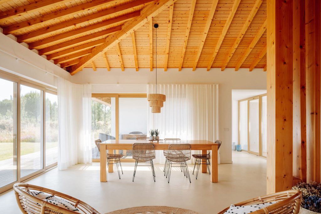 Une maison à la décoration naturelle simple sous le soleil de Comporta
