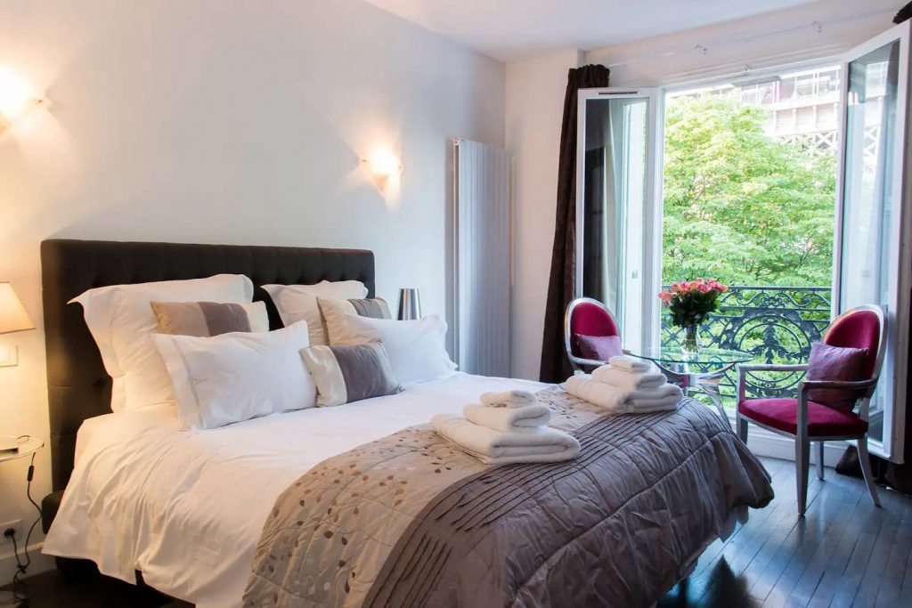 Un appartement classique à Paris avec une vue sur la Tour Eiffel