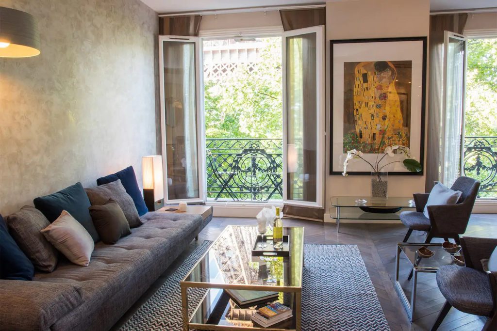 Un appartement classique à Paris avec une vue sur la Tour Eiffel