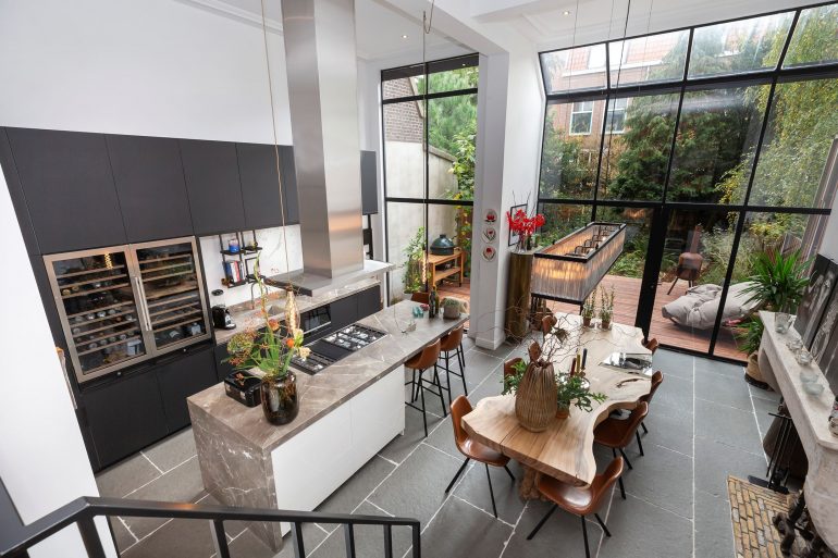 Une typique maison de ville avec jardin rénovée à Rotterdam