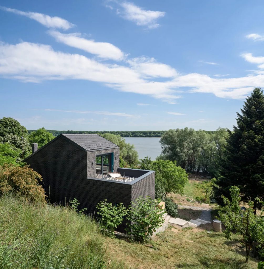 Cette maison contemporaine de 74m2 en Serbie domine le Danube